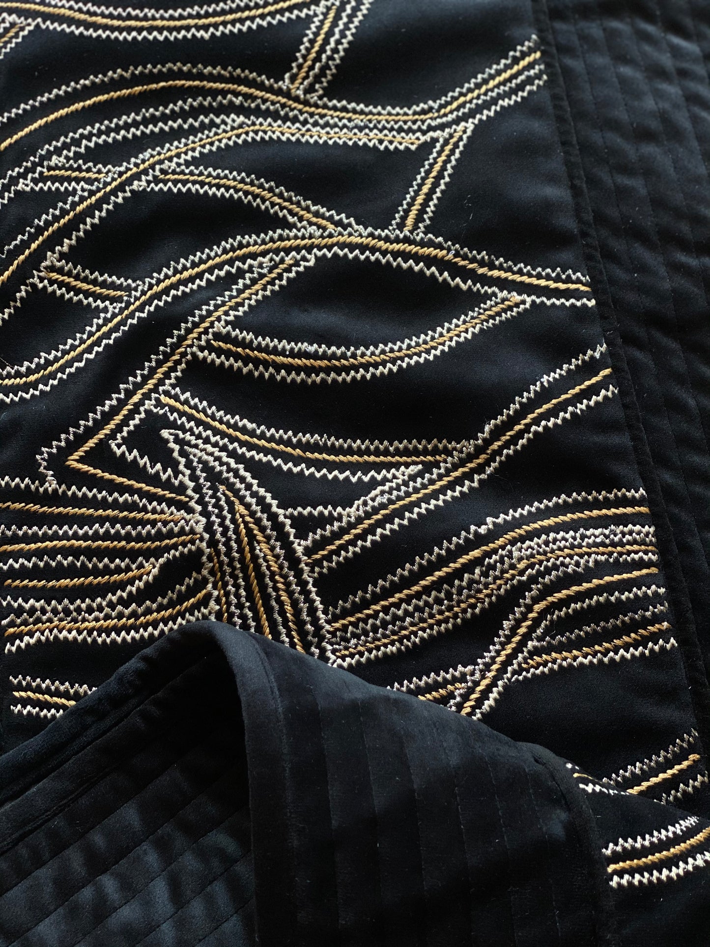 THE BLACK MAZE BED RUNNER – NEXUS BY UPASNA